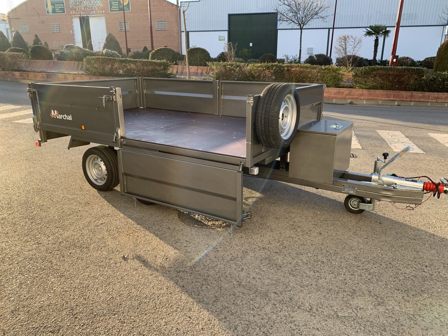Remolque con basculante eléctrico y doble eje - Remolques Marchal