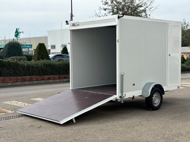 Remolque cerrado con rampa - Remolques Marchal